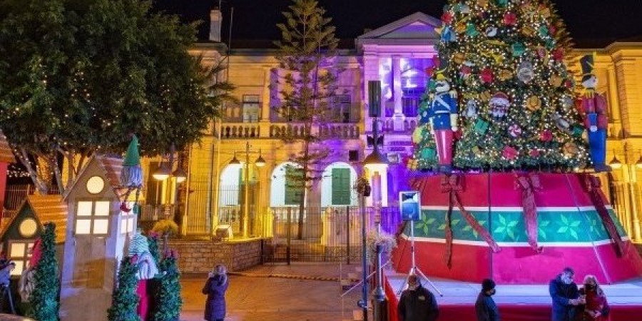 Ανάβει τα λαμπιόνια στο χριστουγεννιάτικό της δέντρο η Λεμεσός το ...