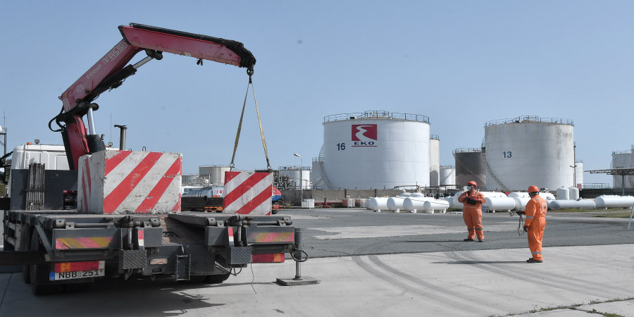 ΕΛΛΗΝΙΚΑ ΠΕΤΡΕΛΑΙΑ: Ξεκίνησε η απομάκρυνση των εγκαταστάσεων από την ...