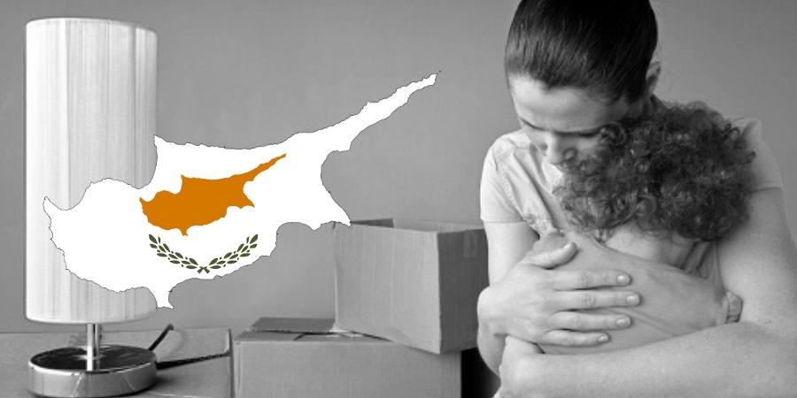 Οικογένεια με 3 ανήλικα στη Λευκωσία: Γεμίζουν μπουκάλια με νερό για να ...