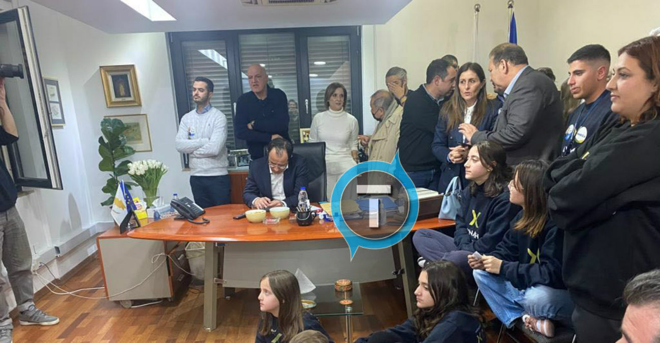 Η στιγμή που ο Νίκος Χριστοδουλίδης μαθαίνει τα αποτελέσματα των exit ...