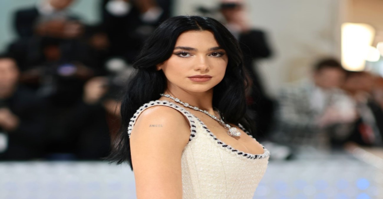 Η Dua Lipa κάνει διακοπές στη Λακωνία και παίζει τάβλι - Δείτε φωτογραφίες