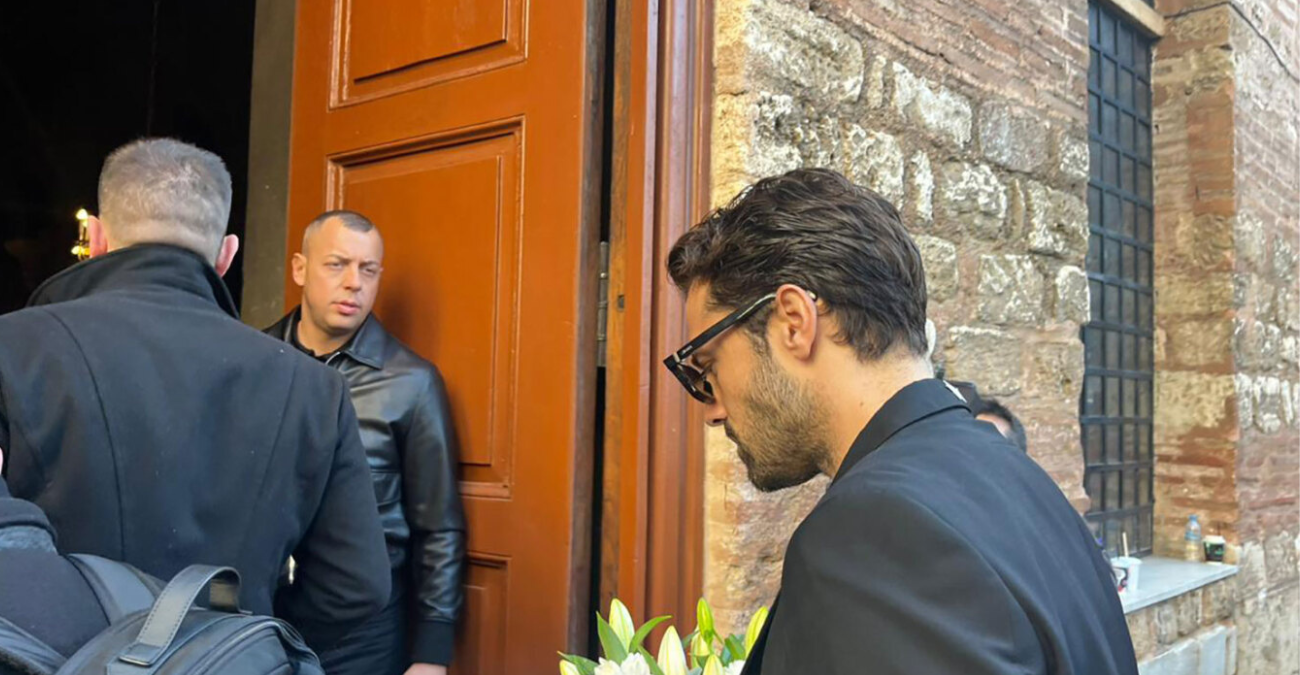 Βασίλης Καρράς: Η στιγμή που ο Αργυρός φτάνει στην εκκλησία και αφήνει ...