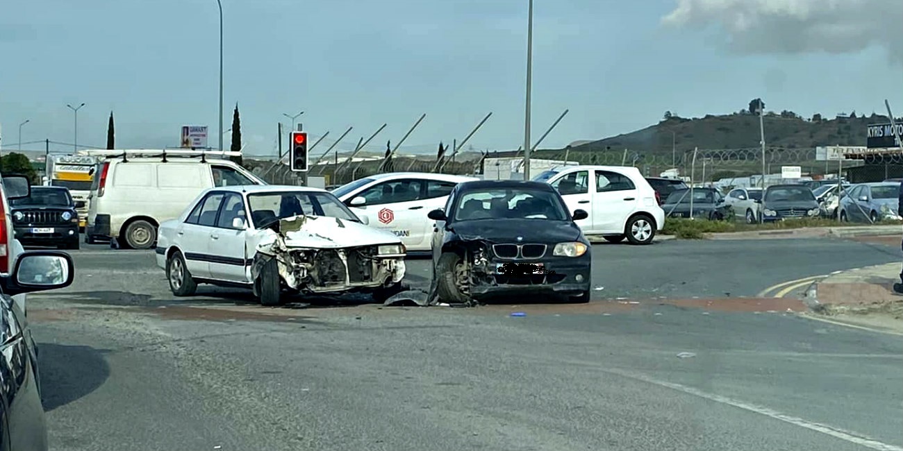 Τροχαίο με το «καλημέρα» στη Λευκωσία - Μετωπική σύγκρουση δύο οχημάτων ...