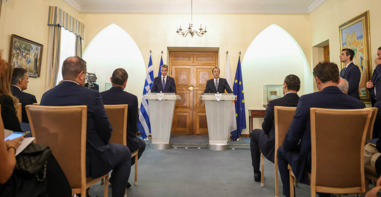 «Πόλεμος» για μία ερώτηση σε Χριστοδουλίδη-Μητσοτάκη – Δείτε βίντεο