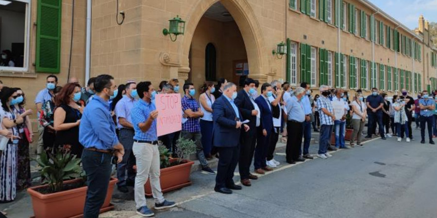 Κλιμακώνονται οι αντιδράσεις με πορεία στο Προεδρικό - Απέλυσαν την ...