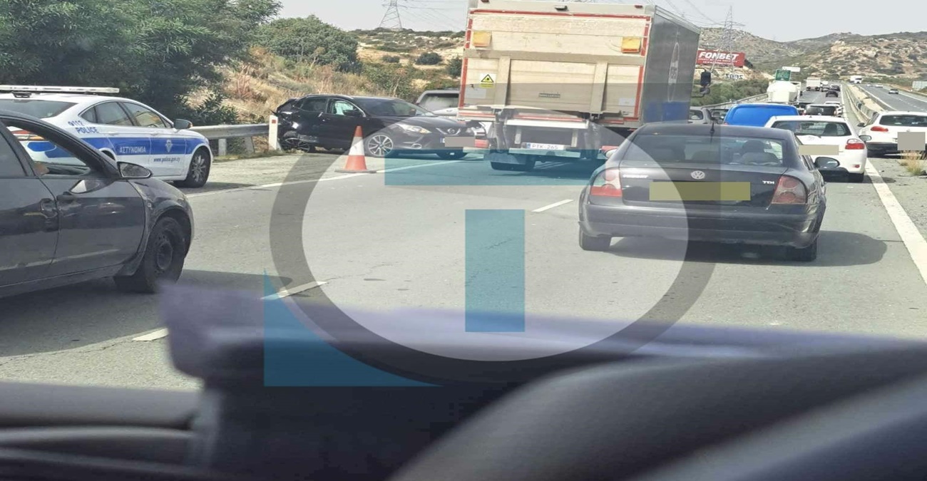 Σύγκρουση δυο οχημάτων στον αυτοκινητόδρομο - Φωτογραφίες από το σημείο