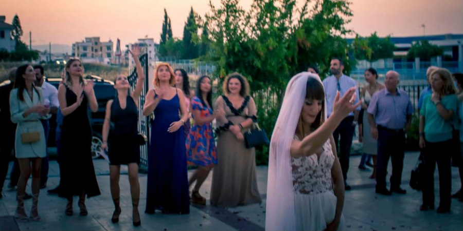 Kύπριος τραγουδιστής ανέβηκε τα σκαλιά της εκκλησίας! Τα βλέμματα ...