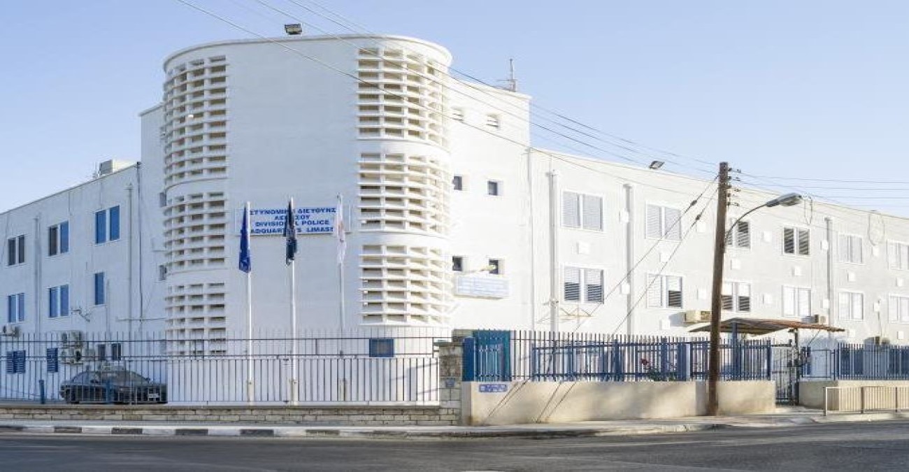 Πορεία στη Λεμεσό: Έξω από την ΑΔΕ Λεμεσού οι συμμετέχοντες λόγω των ...