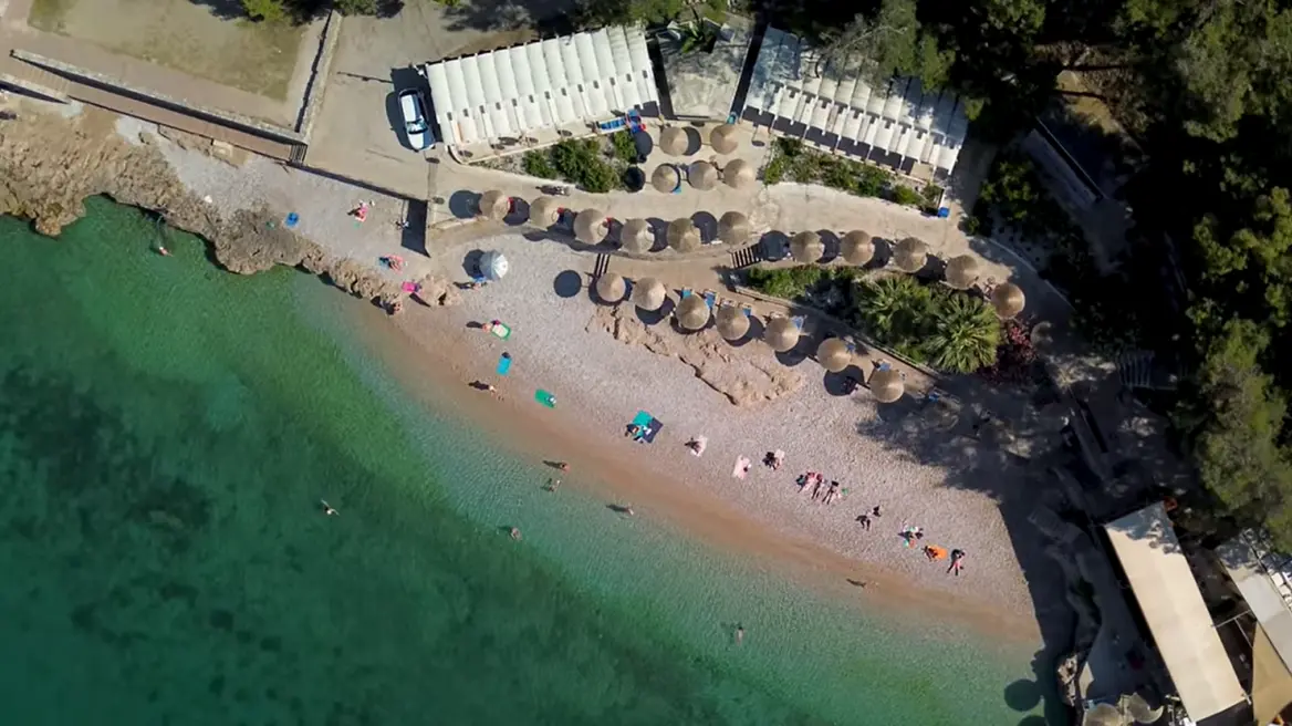 Πελοπόννησος: Η παραλία με τα γαλαζοπράσινα νερά σε απόσταση δύο ωρών ...