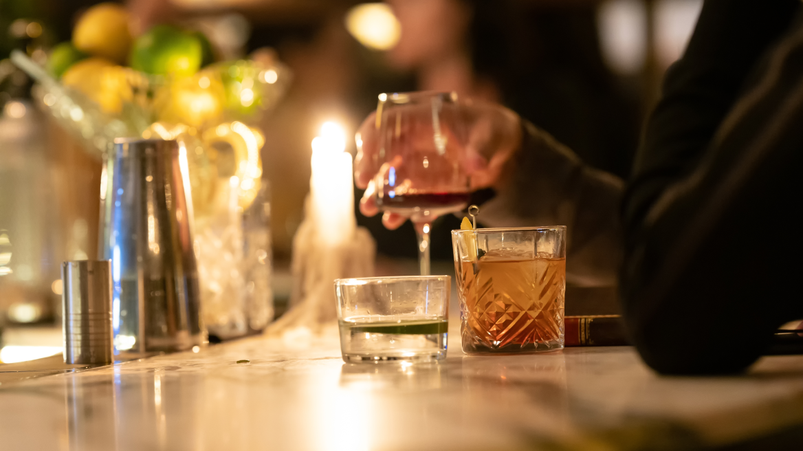 Άνδρας παρενόχλησε 20χρονη σε μπαρ κι αυτή τον έδειρε με τον σύντροφό της