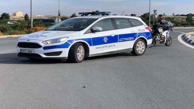 Χαμός στους δρόμους της Λεμεσού: Συγκρούστηκε με περιπολικά και πέταξε ...