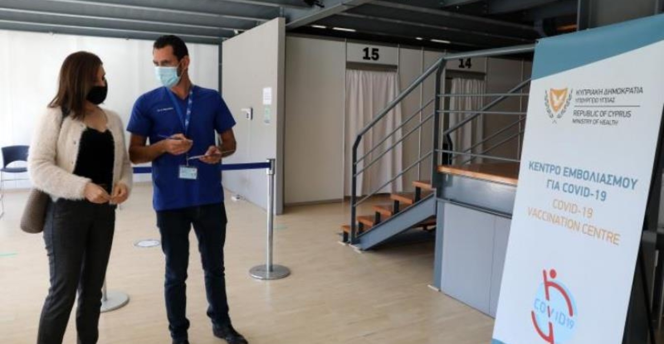 Διαθέσιμα στα εμβολιαστικά κέντρα τα επικαιροποιημένα διδύναμα εμβόλια ...