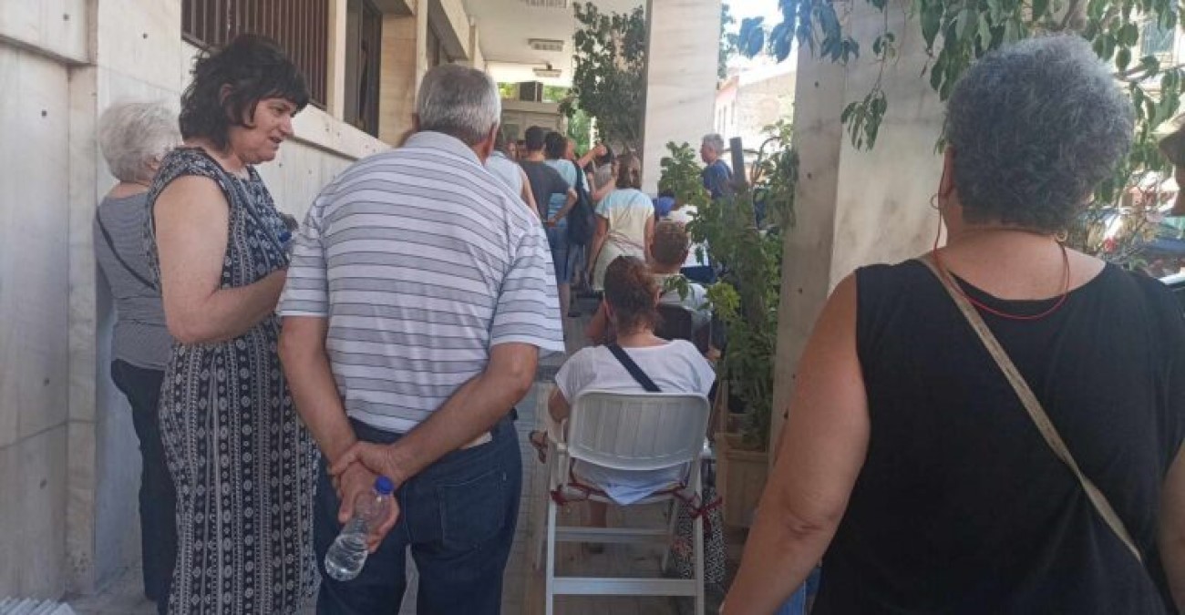 Πάτρα: Ουρές πολιτών για την έκδοση νέας ταυτότητας προκειμένου να ...