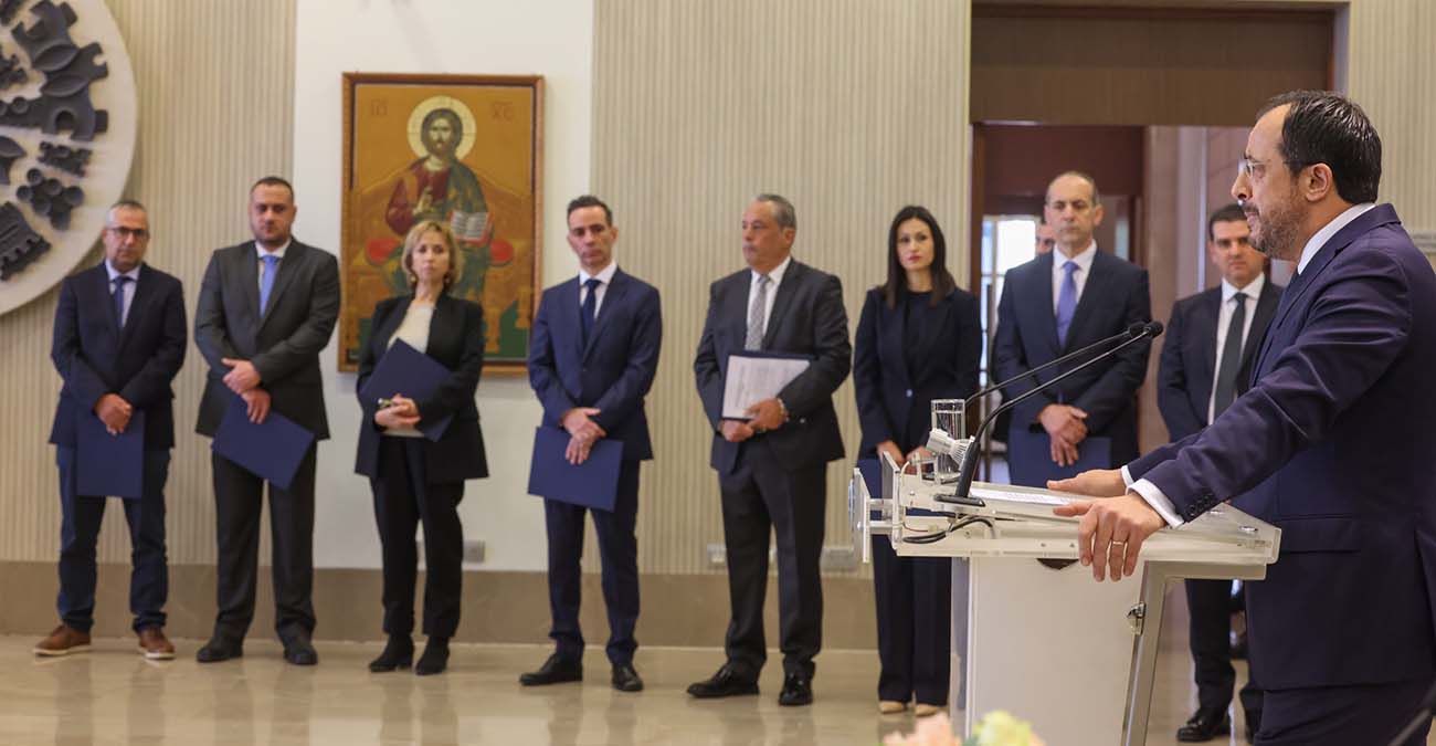 Άλλαξαν χέρια τέσσερα υπουργεία και ένα υφυπουργείο - Τα πολλά ...