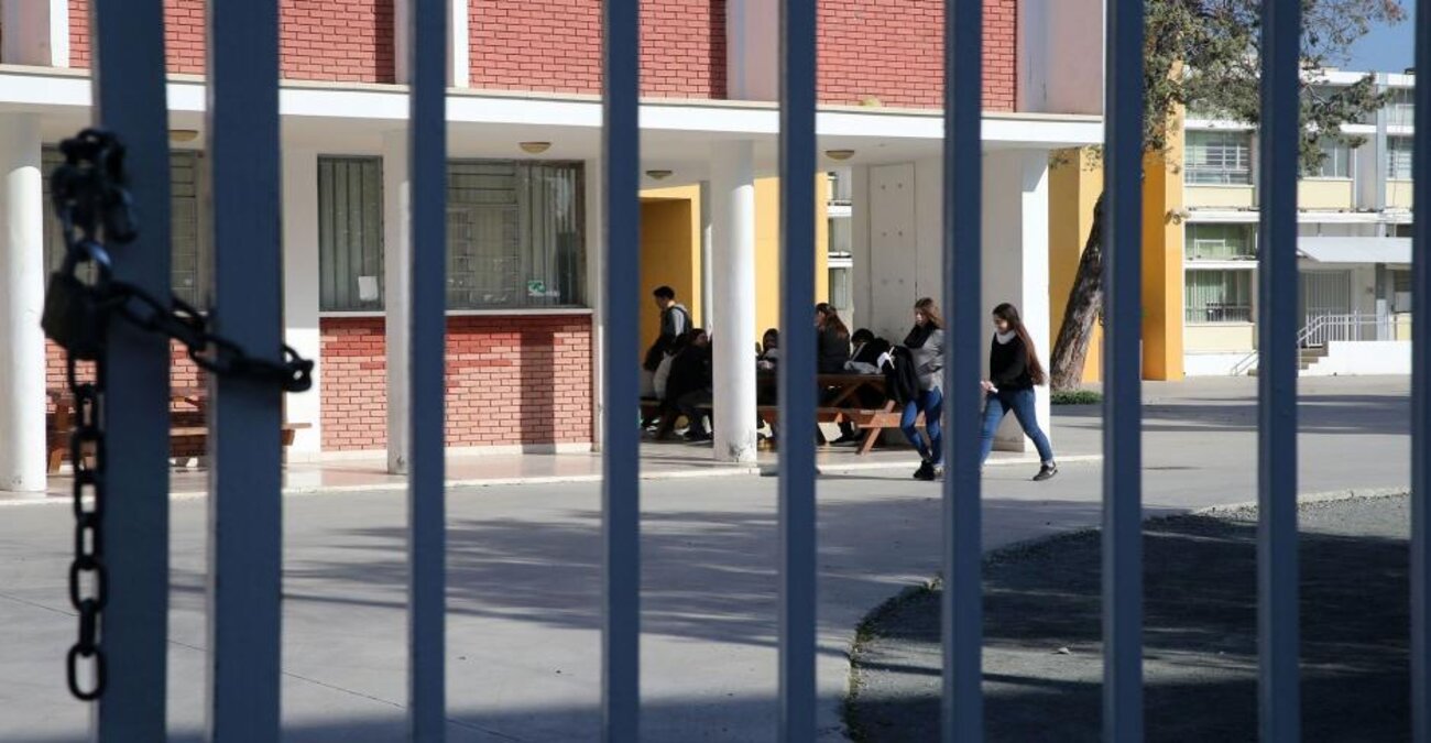 Χωρίς τέλος οι βανδαλισμοί σε σχολεία - Σφράγισαν με γόμα κλειδαριές ...