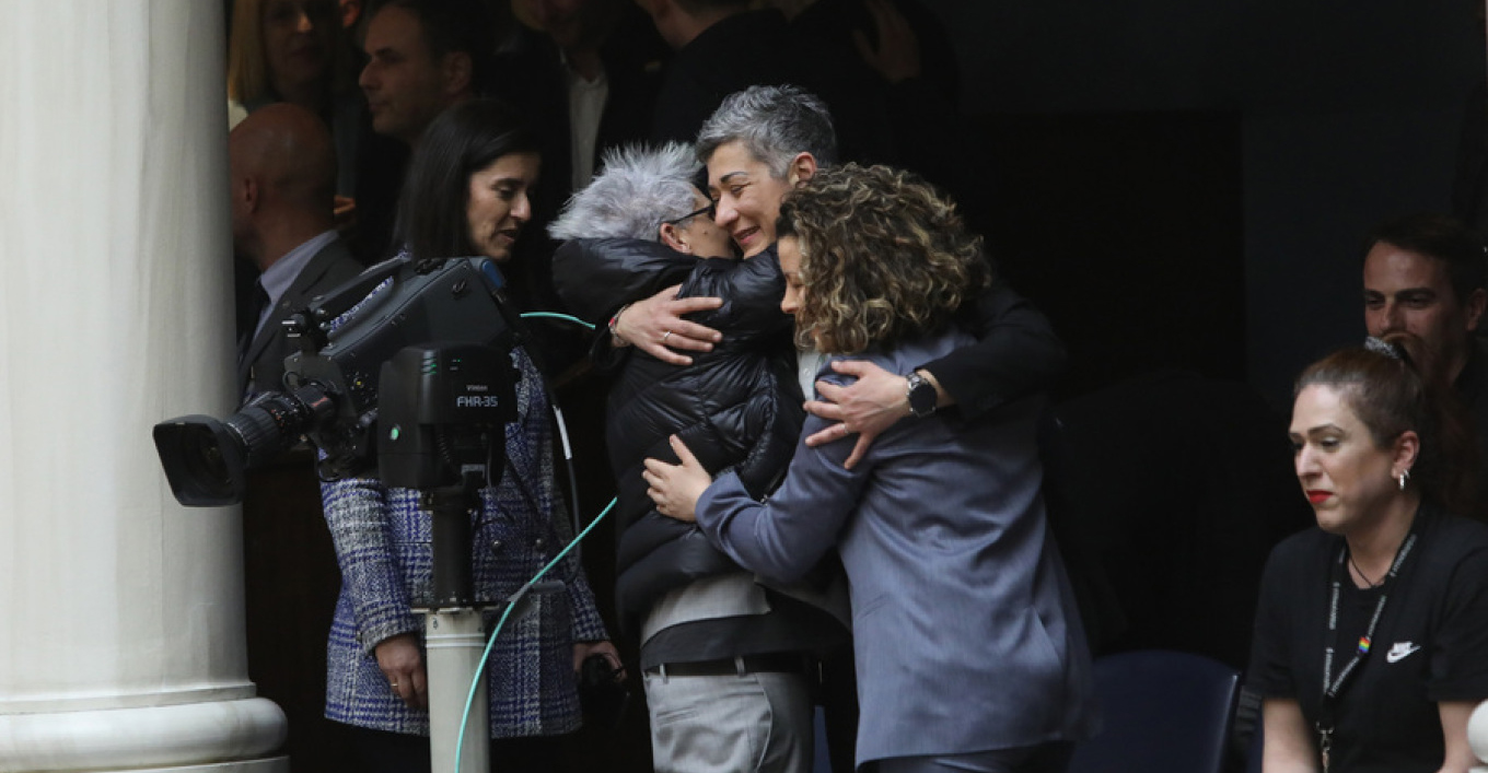 Ελλάδα - Γάμος ομοφύλων: Καρδούλες, αγκαλιές αλλά και επεισόδια για την ...