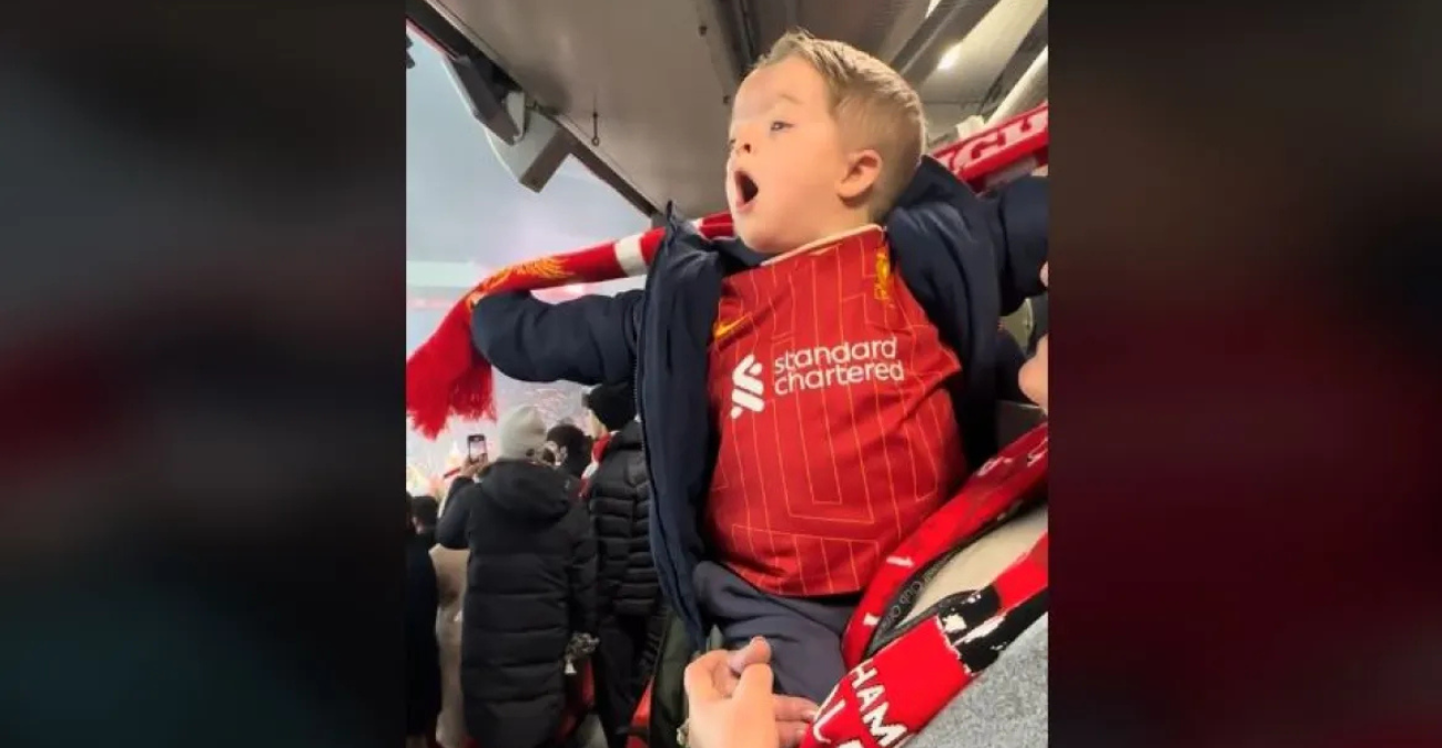 Συγκινεί ο Άιζακ, ο μικρός ήρωας της Λίβερπουλ: Τραγουδάει στις ...