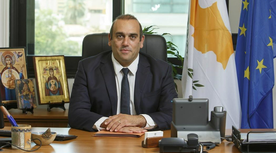 Γιάννης Καρούσος: Ο Υπουργός Μεταφορών στο γήπεδο με την όμορφη σύζυγο ...