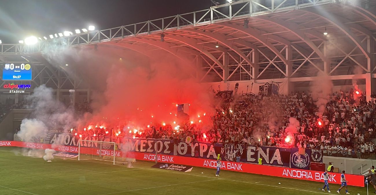 Έπεσε κάτω στο γήπεδο – Άτομο τραυματίστηκε μετά από ρίψη κροτίδας