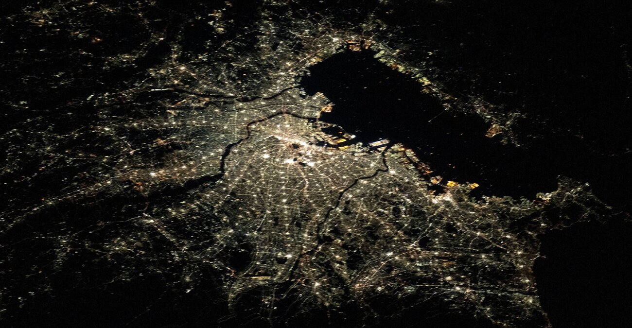 Πώς φάνηκε η λάμψη της αλλαγής του χρόνου από το Διάστημα - Δείτε ...