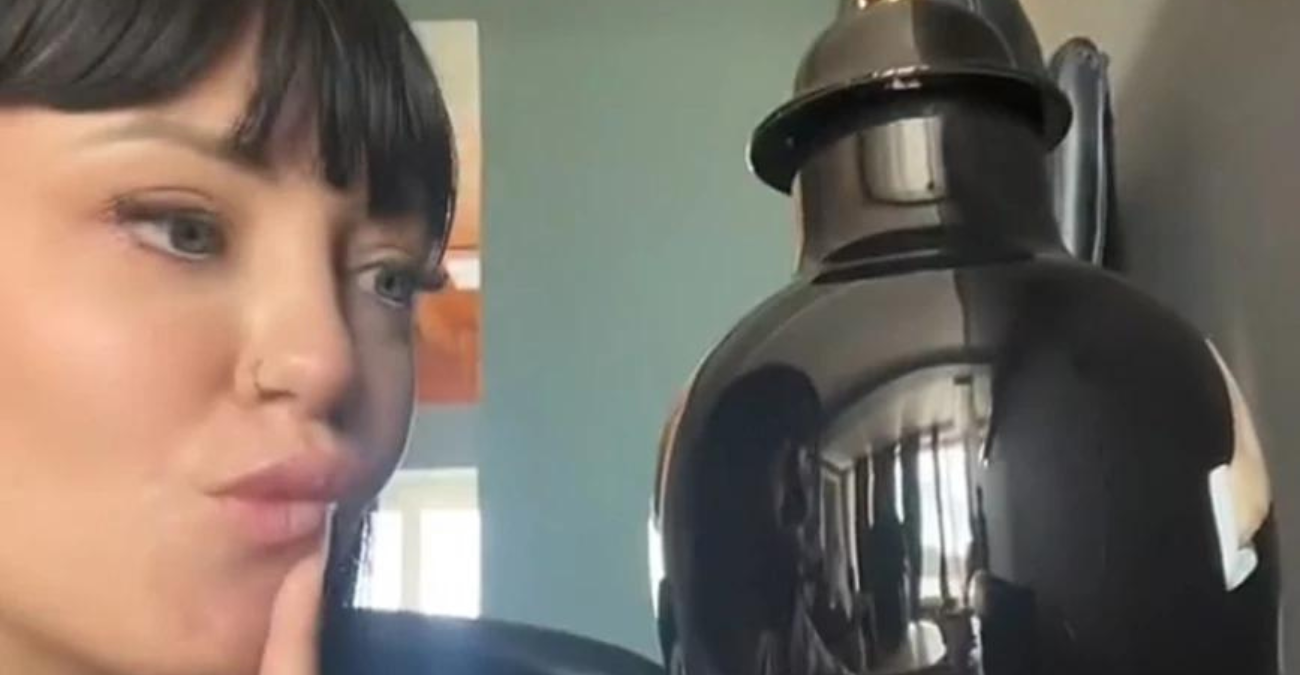 Η Marseaux πήγε στην τεφροδόχο της μαμάς της για να ακούσει το νέο της ...